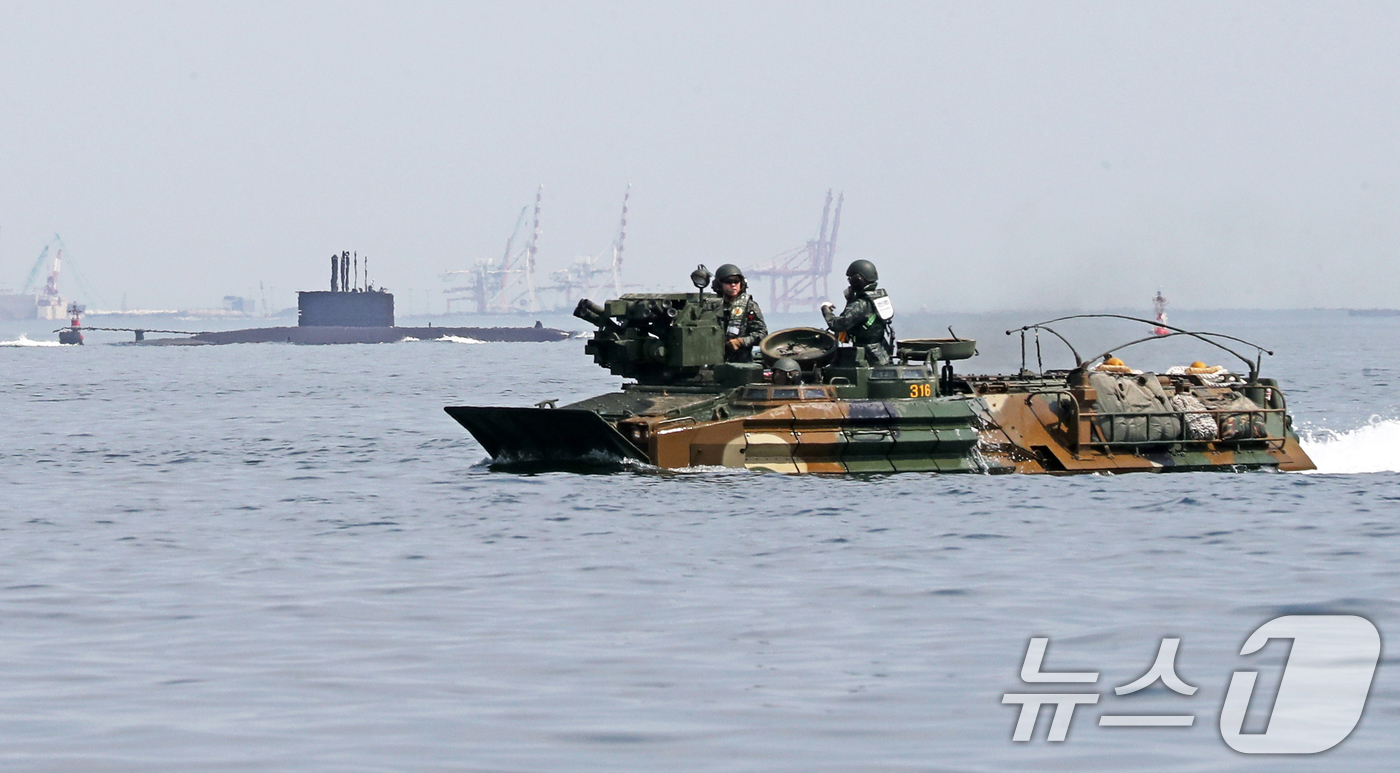 해군 잠수함과 해병대 KAAV