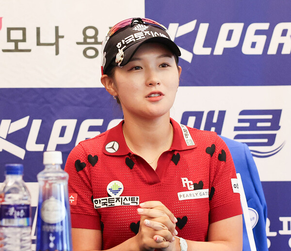 KLPGA 최초로 '2주 연속 연장전 우승' 박현경 "뜻밖의 기적이 일어난 것 같다"