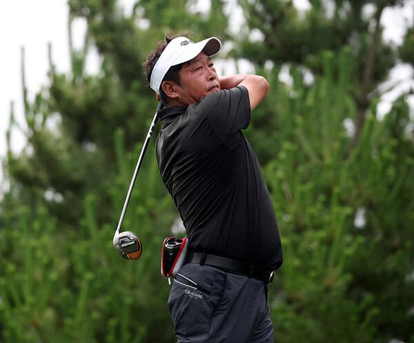 8언더파 모중경, KPGA 시니어 선수권대회 1R 선두