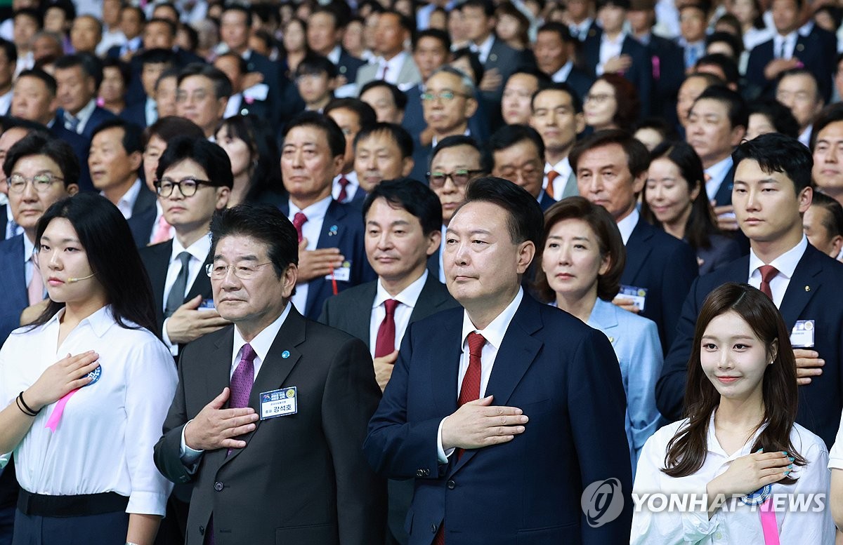 尹 올바른 역사관 바로세워야…2년 연속 자유총연맹 행사 참석