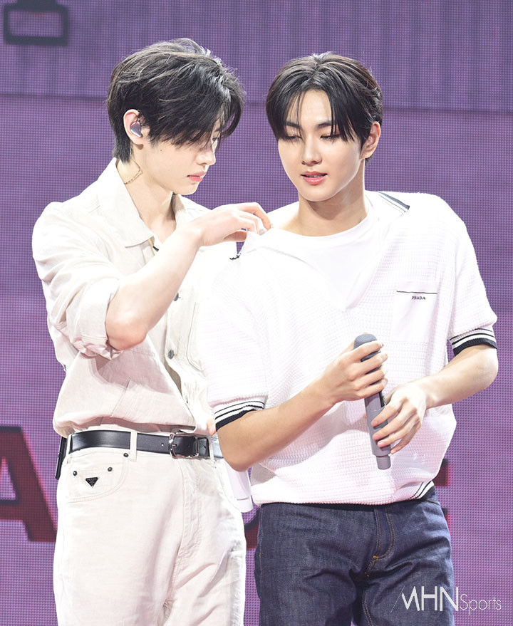 [mhn포토] 엔하이픈 성훈-정원 '인이어 정리 도와줘'