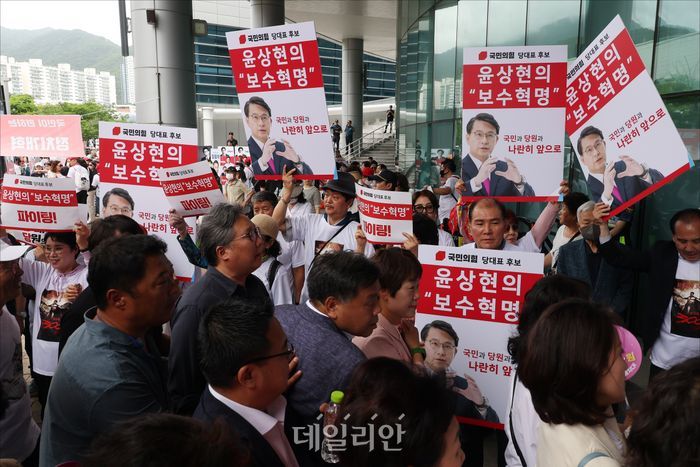 [현장] 국민의힘 당원들이 꼽은 총선 패배 책임자는… [與 Pk 합동연설회]