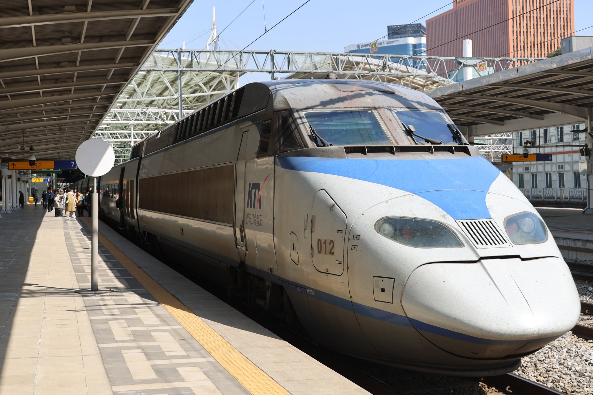 KTX가 서울-부산 424㎞ 달리면 전기료는 얼마? [숫자로 보는 열차 전기요금]