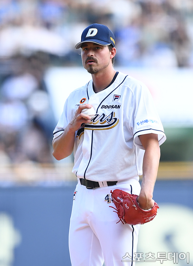 '최고 156km/h' 두산 발라조빅, KBO 데뷔전서 4.2이닝 1실점…5회에만 3볼넷