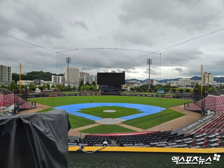 '비 내리는' 챔피언스필드, SSG-KIA 시즌 12차전 정상 개시 가능할까 [광주 현장]