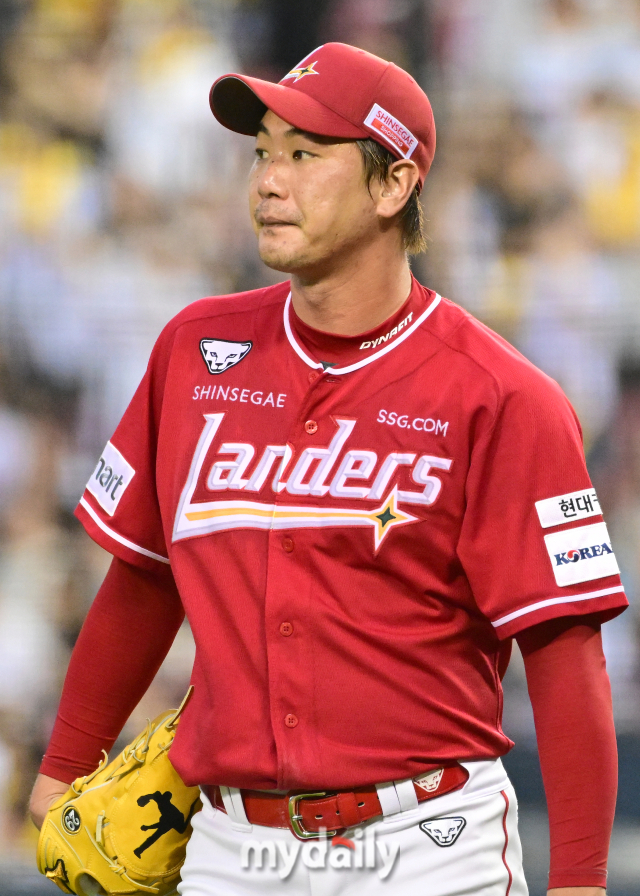 왜 쌍둥이만 만나면 작아지나... SSG 김광현 충격 붕괴, 9년만 8실점 조기 강판 'LG전 ERA 11.50 실화냐'