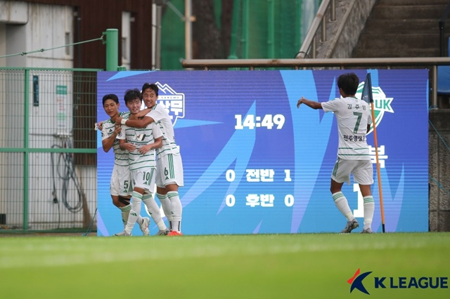 전북 U18 K리그 유스 챔피언십 첫 우승! '준프로' 진태호 골... 김천에 4-1 완승 [천안 현장]