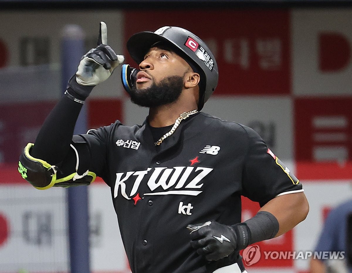 이강철 kt 감독 "로하스, 일본서 성적 저조했지만…성공 확신"