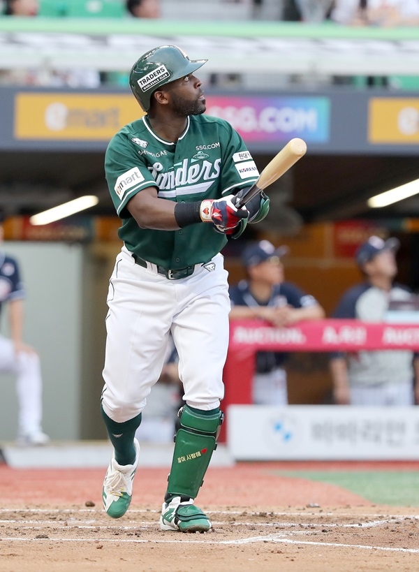 역시 문학구장은 홈런이 제맛이지…‘에레디아 3점포+오태곤 2점포’ SSG, 두산 6-1 꺾고 3연패 탈출 [MK문학]