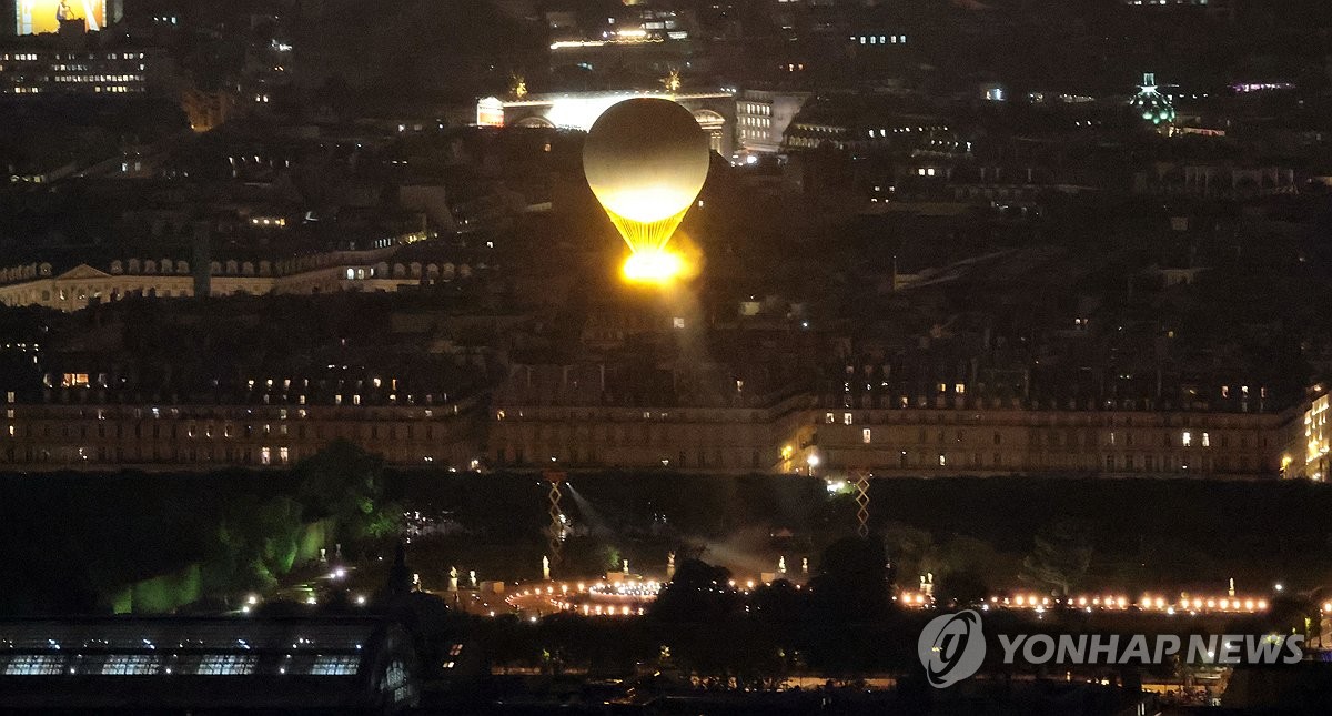 파리올림픽 개막 알리는 열기구 성화대