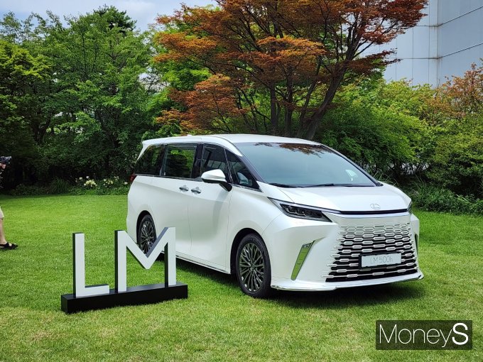 [시승기] "LM, 회장님들 반하겠네"…렉서스 플래그십 MPV
