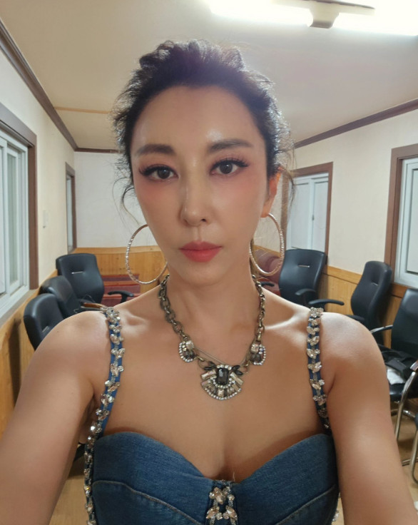김완선 무대 뒤에서도 섹시미…55세 대표 베이글녀 [n샷]