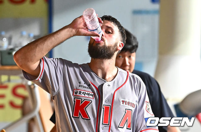 새 외인 발표만 남았다...'크로우-알드레드 동시 방출' KIA, MLB 36승 투수 영입 입박