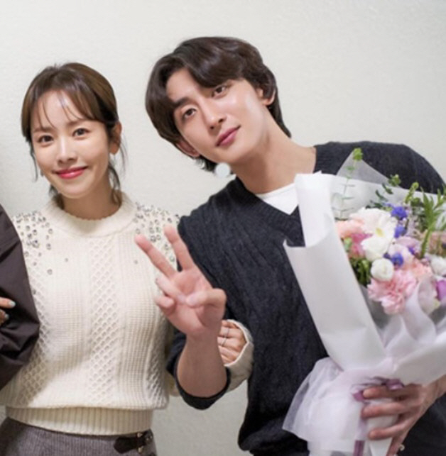 한지민, ♥최정훈 팬→연인으로..데뷔 후 첫 공개 열애 [종합]