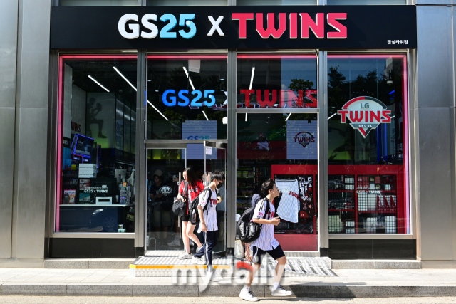 [MD포토] GS25 'LG트윈스 특화매장 오픈'