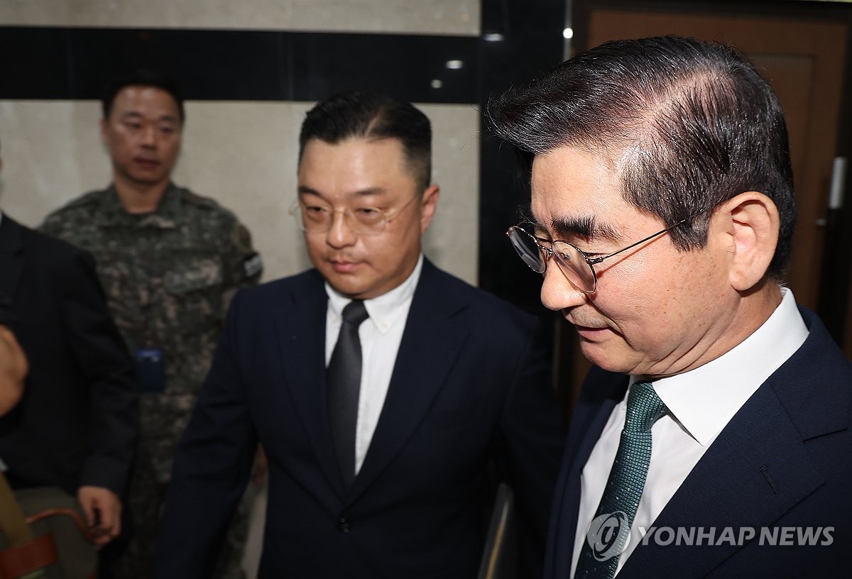이동하는 김용현 국방부장관 후보자