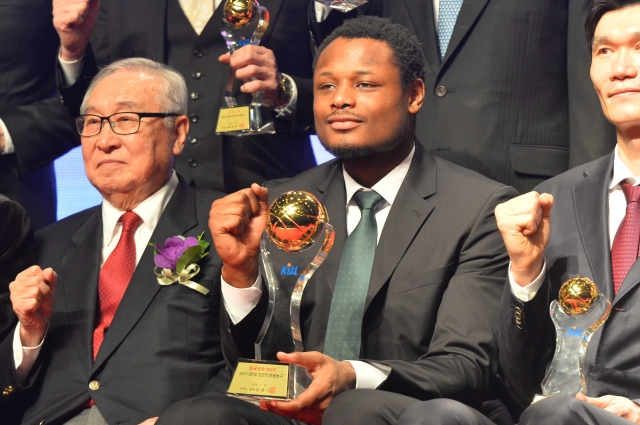 ‘MVP 출신’ 승리의 버튼, 7년 만에 KBL 복귀…KCC 합류