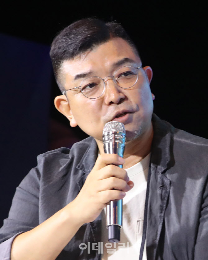 [포토]좌장맡아 토론 진행하는 정덕현 문화평론가