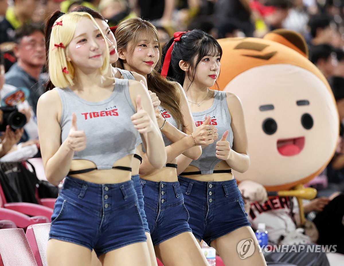 '삐끼 삐끼춤' 추는 KIA 치어리더