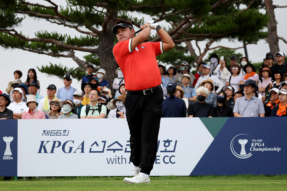 이승택, 112경기 만에 KPGA 첫 우승…렉서스 마스터즈 '초대 챔피언'