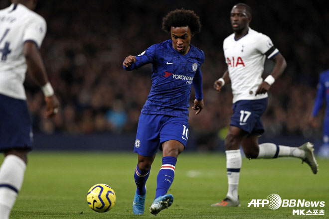 첼시에서 황금기 보냈던 ‘브라질 산소탱크’ 윌리안, EPL 생활 접고 그리스행···‘FA로 1년 계약 체결’