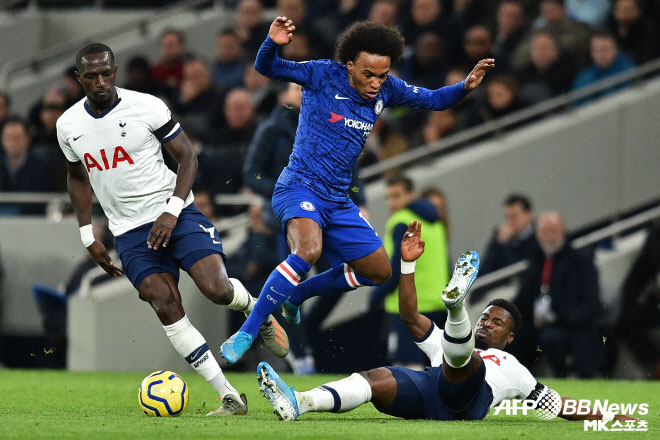 첼시에서 황금기 보냈던 ‘브라질 산소탱크’ 윌리안, EPL 생활 접고 그리스행···‘FA로 1년 계약 체결’