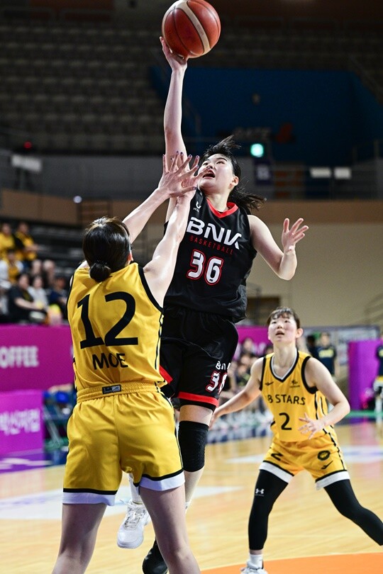 [24 박신자컵] ‘0-13’으로 시작한 BNK, KB에 대역전승 … 김민아-심수현 등 영건도 돋보였다