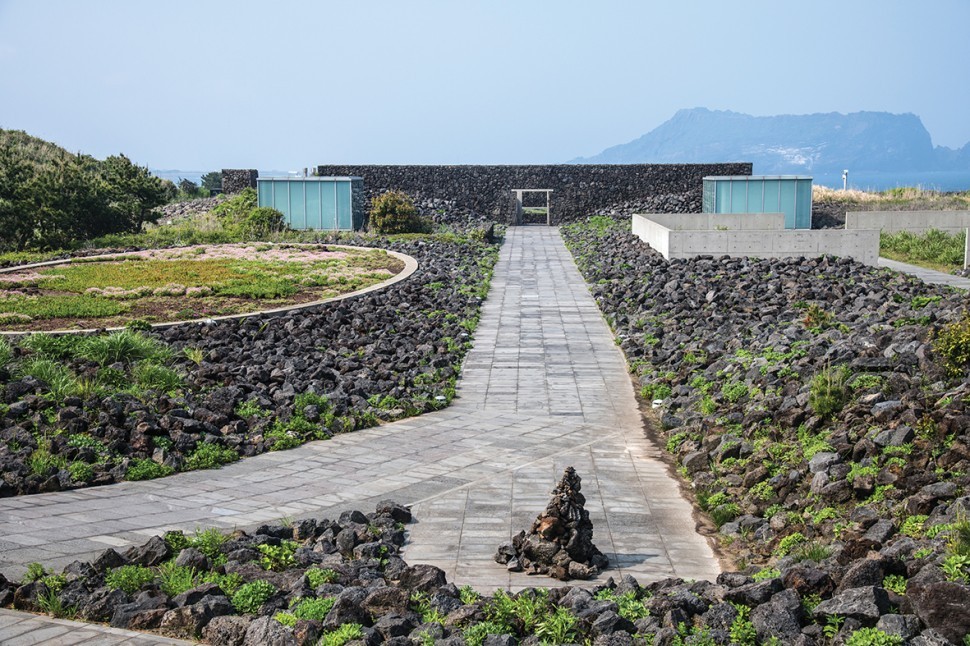 "유명 건축가가 설계했다고?"...제주도에서만 볼 수 있는 아름다운 건축 명소 BEST 6 | 인사픽뷰