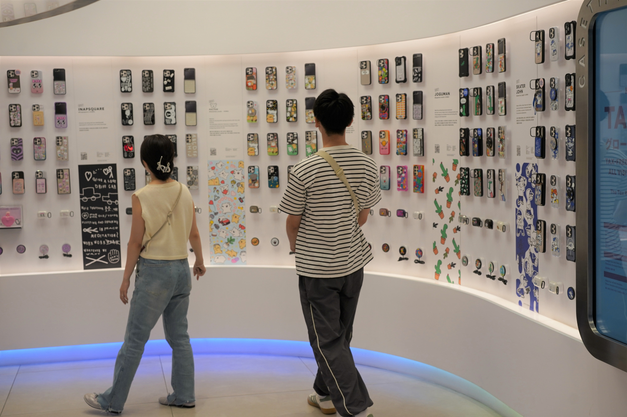 [Well-curated] Create custom cases, attend an art salon and play 'the ...