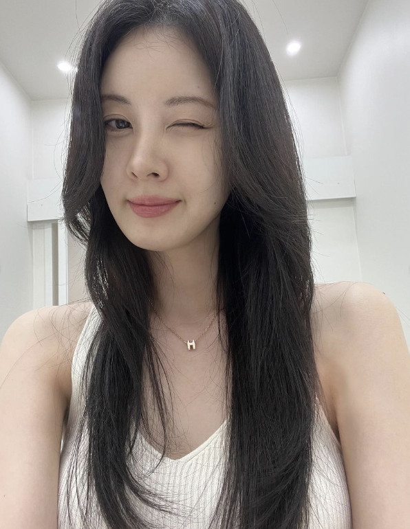 소녀시대 서현 탐나는 직각 어깨 민소매 입고 농염 윙크