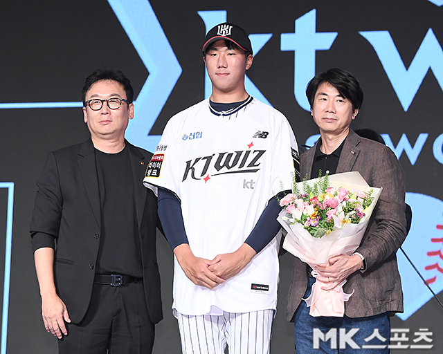 KT, 193cm 장신 우완투수 김동현 1R 지명 “선발 한 축 담당할 선수” [신인드래프트]