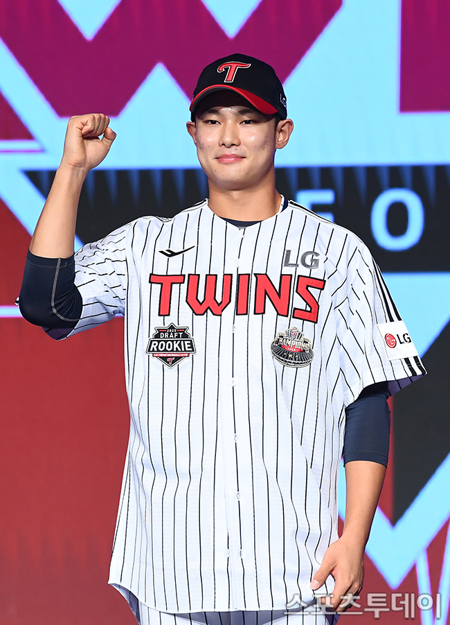 '최고 156km/h' 서울고 우완 김영우, 전체 10번으로 LG행…"명문 구단 유니폼 입어 영광"