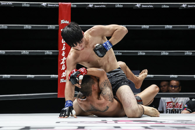 ‘파이터 2세+고교 천왕’ 남대현, 압도적인 모습으로 1R TKO 승 [페어텍스X링챔]