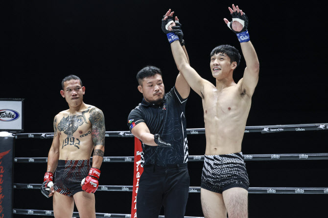 ‘파이터 2세+고교 천왕’ 남대현, 압도적인 모습으로 1R TKO 승 [페어텍스X링챔]