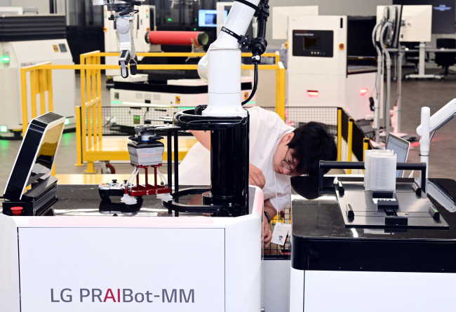 ‘AI 눈’으로… 안전모 미착용 잡아내고 정밀 부품 오차없이 분류[복합위기, 초격차 혁신으로 뚫어라!]