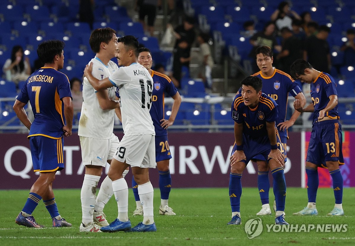 ACLE 수준 떨어뜨린 K리그 '논두렁 그라운드'…일본 감독도 비판