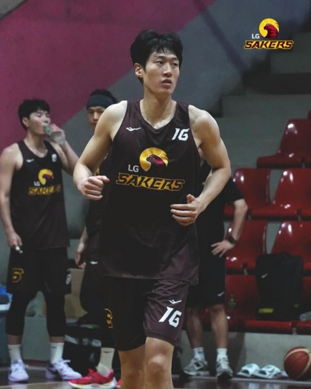 ‘전성현 포함’ LG, 일본·대만 전지훈련 13명으로 간다…“걱정 62% 기대 37% 설렘 1%”