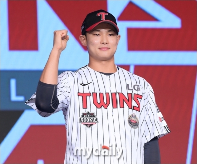LG '1라운더' 김영우, 25일 잠실 마운드 오른다…승리기원 시구 진행 "LG 유니폼 입고 서게 돼 영광"