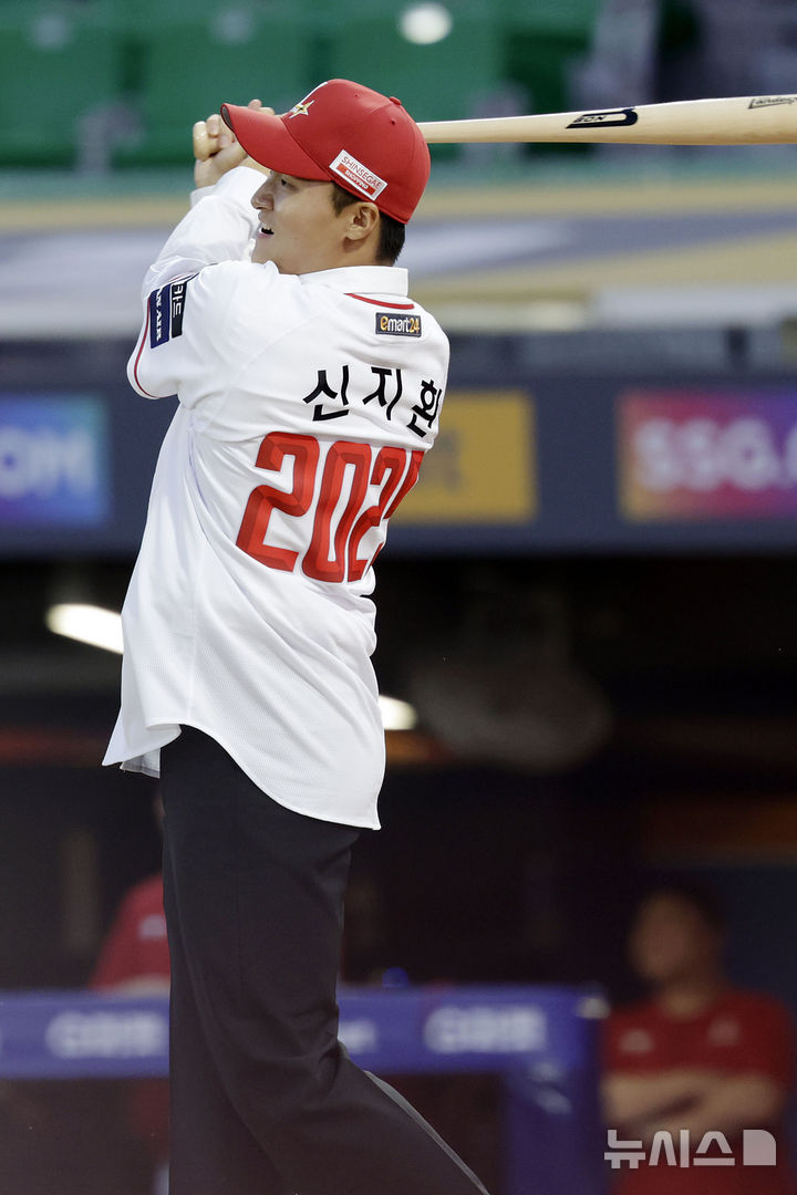 2025 KBO리그 시구-시타 모음 | [포토] SSG 1차 지명 신인 이율예 '랜더스필드 찾아 힘찬 시구'