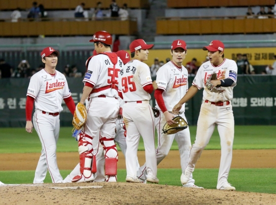 'KBO 43년 역사상 최초 5위 결정전 간다' 사령탑의 감사 인사 "승리의 기운, 만원 관중으로 불어넣어 주셨다"