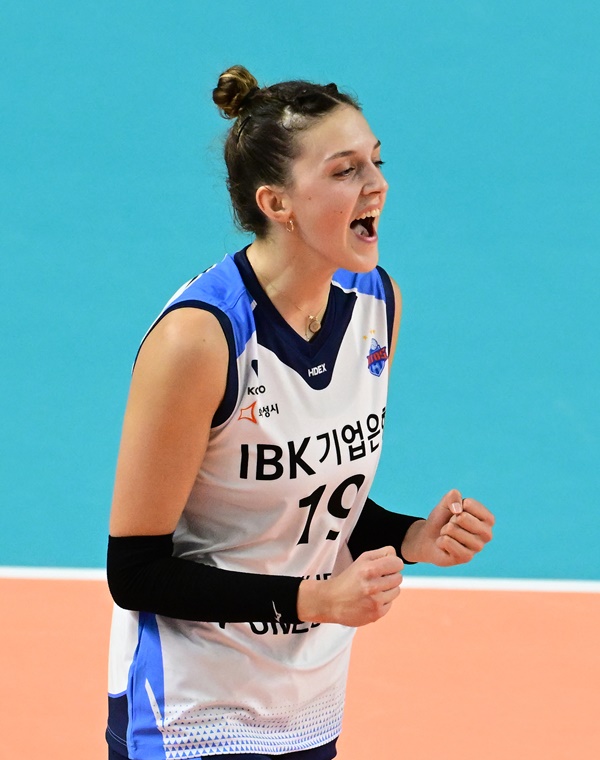 '빅토리아 33점' IBK기업은행, 아란마레 3-1 제압…대회 첫 승 신고