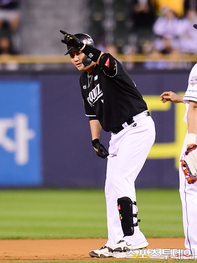 '1회 4연속 안타 폭발' KT, WC 1차전 시작부터 천적 곽빈 공략…KT, 3-0 리드