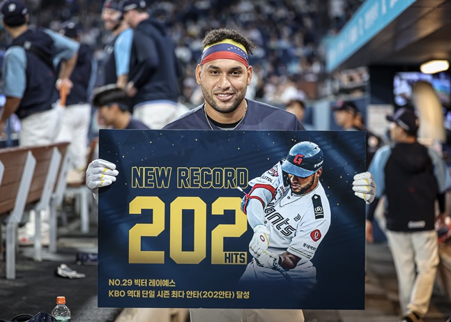 '롯데 전설' 등번호 달고 KBO 43년史 새로 쓴 복덩이, 온갖 우려 딛고 '역대급 시즌' 작성