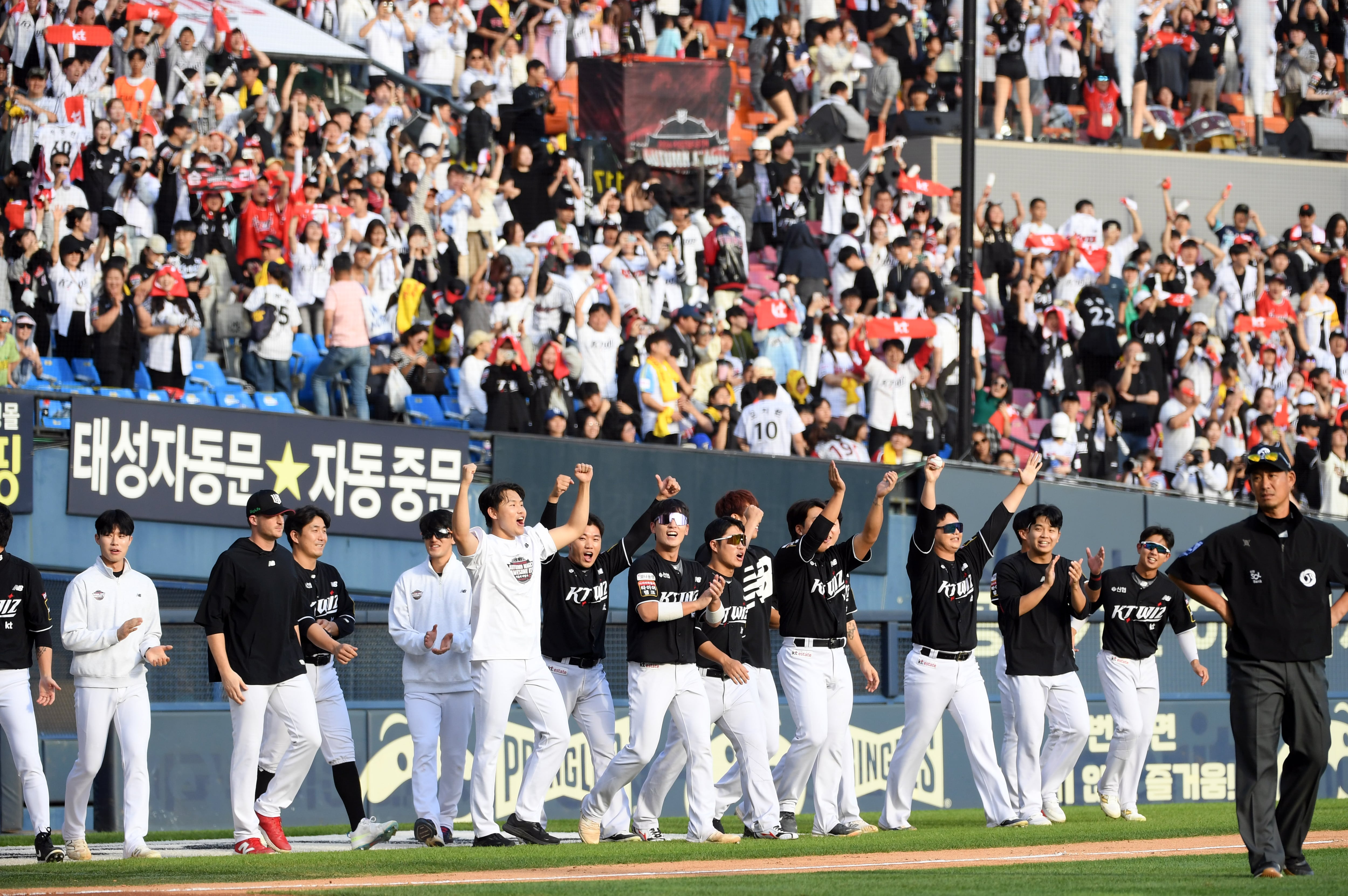 [야구 준PO 1차전 KT 3-2 LG] KT 문상철의 홈런, 고영표와 불펜의 역투로 1점차 승리를 낚아챘다