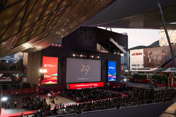 [와이라노] OTT 영화를 BIFF 개막작으로… 영화계 왜 달가워하지 않을까