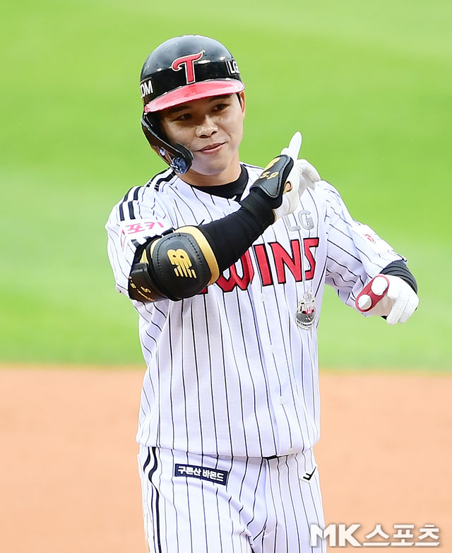 ‘승부는 이제부터!’ LG, ‘신민재 3타점+임찬규 역투’ 앞세워 KT 완파…준PO 1승 1패 [MK 준PO2]