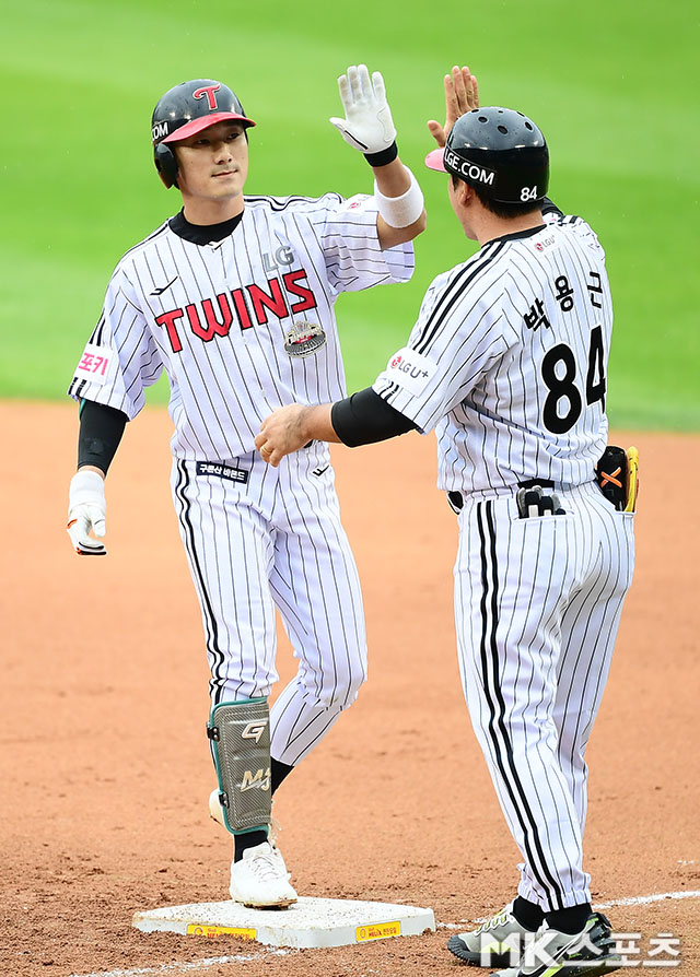 ‘승부는 이제부터!’ LG, ‘신민재 3타점+임찬규 역투’ 앞세워 KT 완파…준PO 1승 1패 [MK 준PO2]