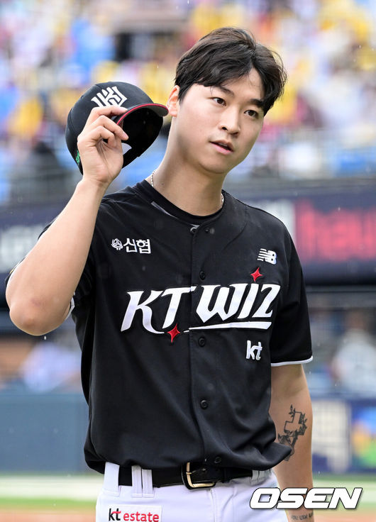 13승 예비 FA 잠수함, 가을 무대에선 작아졌다…4이닝 4실점 조기 강판 'KT PS 첫 패 위기' [준PO2]