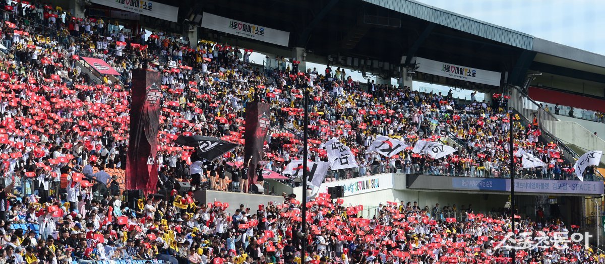 김영섭 KT 구단주, WC 이어 준PO 1차전도 응원…모그룹 관심과 팬층 확장이 만든 ‘가을 매직’