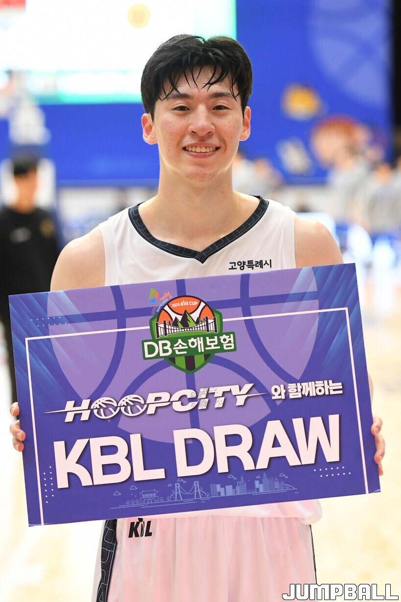 [KBL컵] 소노 이정현 'KBL DRAW 보드판 들고 한 컷'